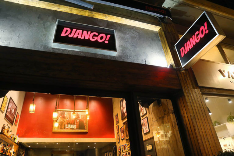 Στο Django Bar θα πιείτε όλες τις ταινίες του Ταραντίνο σε κοκτέιλ ...