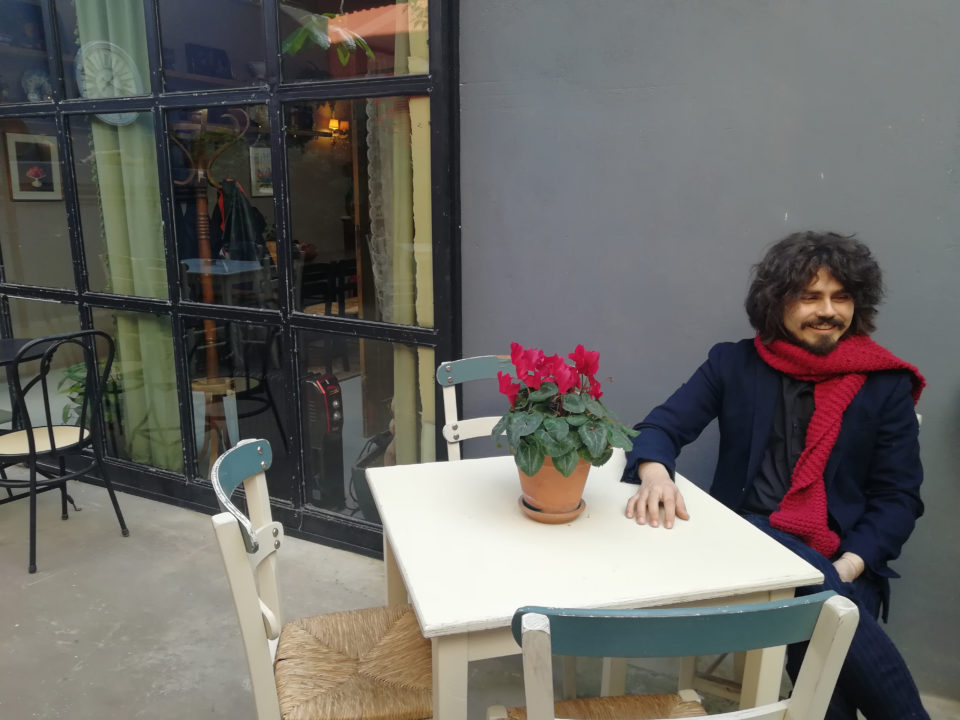 Ο Τρύφων Λάζος στο ντεμπούτο του κάνει μια «Αναφορά» - POPAGANDA