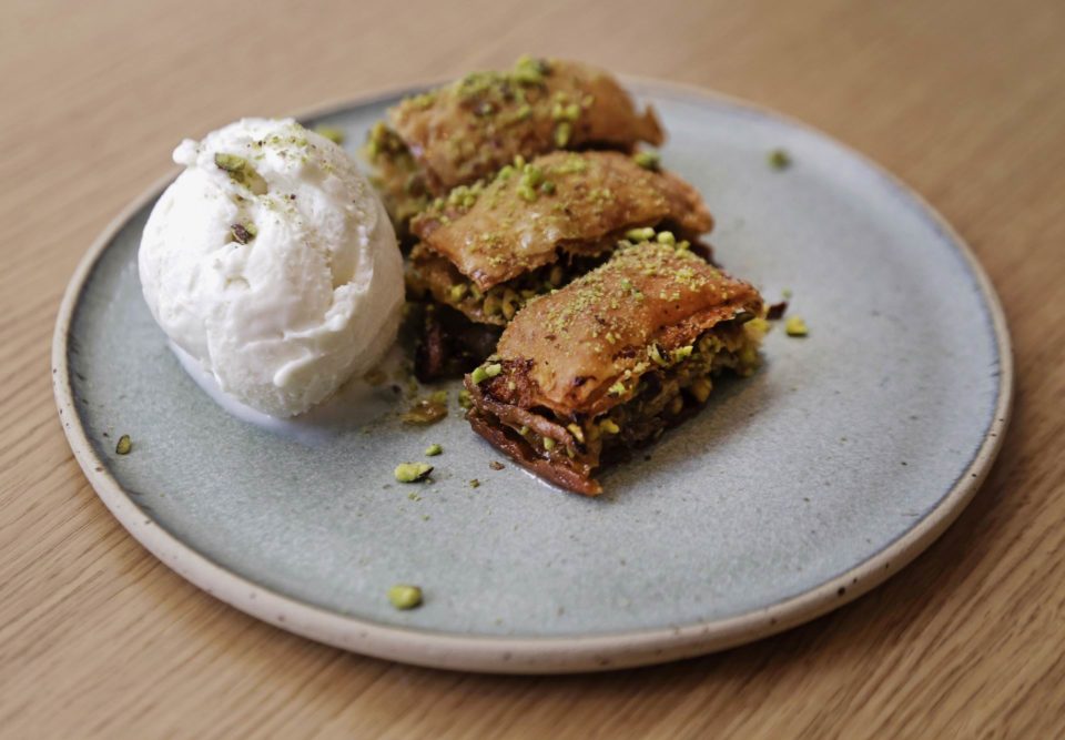 Η γλυκιά εκδοχή του Feyrouz μόλις χάρισε στην Αθήνα παραπάνω άρωμα ...