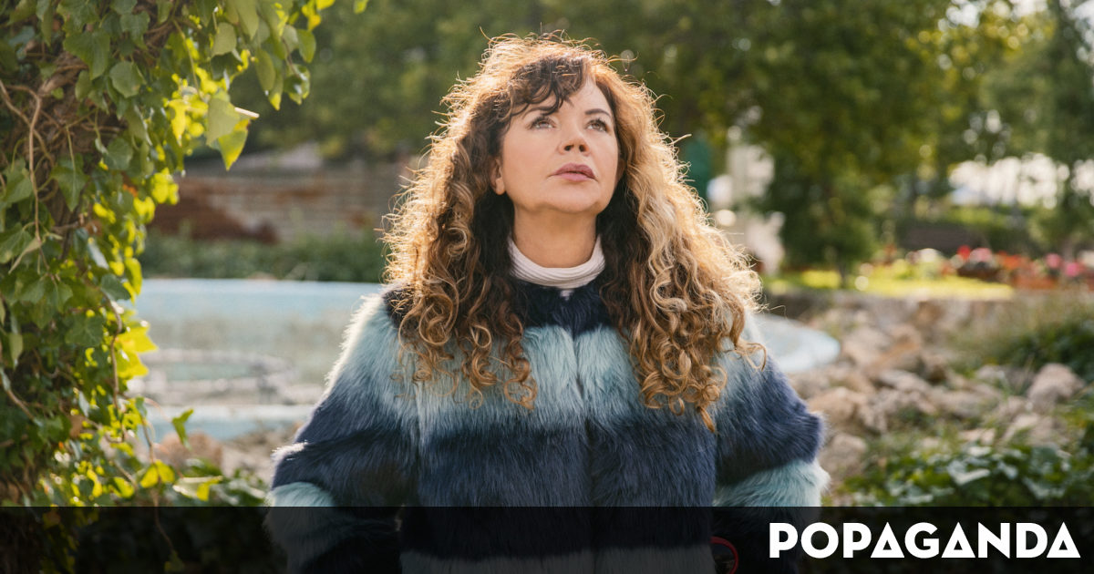 Ελένη Δήμου, αυτή η Φωνή που μοιάζει πάντα σαν να σου Ψιθυρίζει στο ...