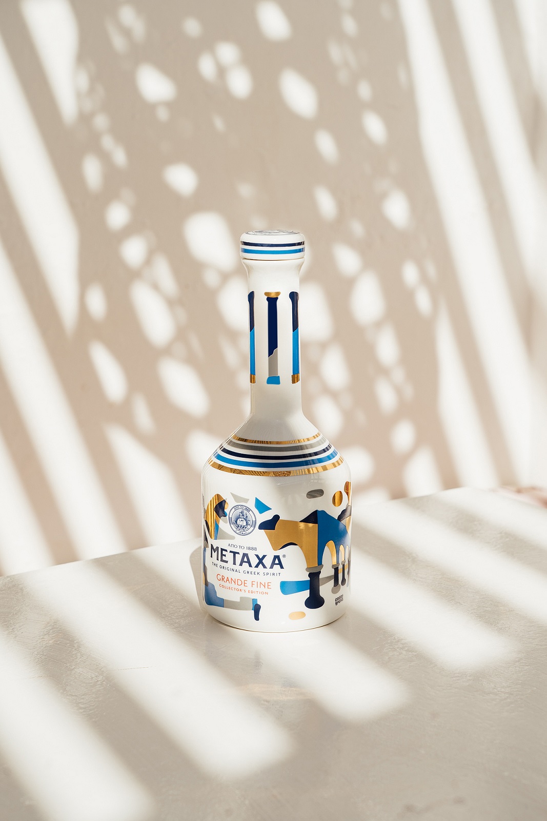 Ο Οίκος METAXA συνεργάζεται με τον street artist Cacao Rocks για το ...