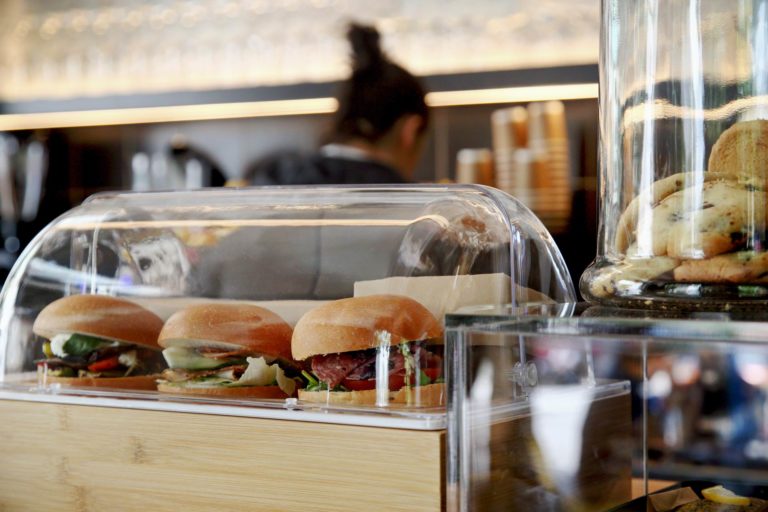 Naif: Το νέο ανεπιτήδευτο μαγαζί του Νέου Κόσμου σερβίρει λίγα και πολύ ...