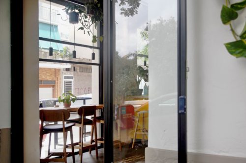 Naif: Το νέο ανεπιτήδευτο μαγαζί του Νέου Κόσμου σερβίρει λίγα και πολύ ...