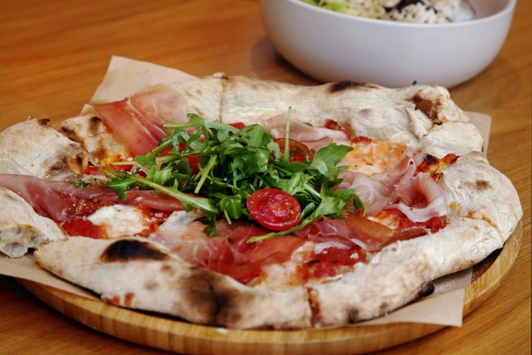 Naif: Το νέο ανεπιτήδευτο μαγαζί του Νέου Κόσμου σερβίρει λίγα και πολύ ...