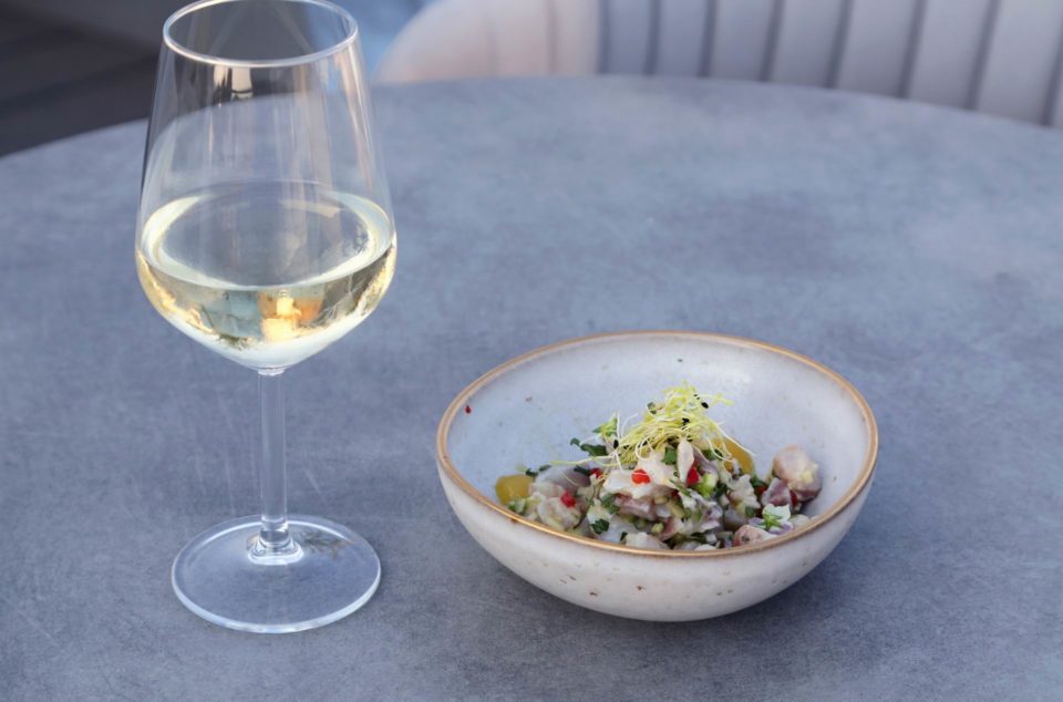 Η Manouka σερβίρει εκλεκτά ελληνικά κρασιά στην πιο ωραία αθηναϊκή θέα ...