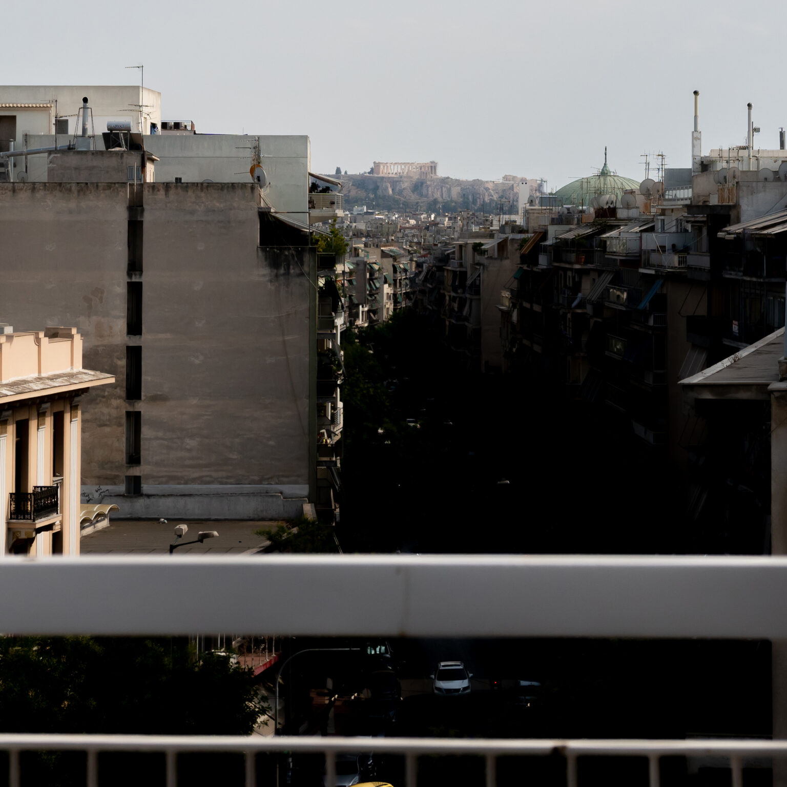 Σε μία πολυκατοικία του '60, στεγάζεται σήμερα ένα κομψό ρετιρέ με θέα ...