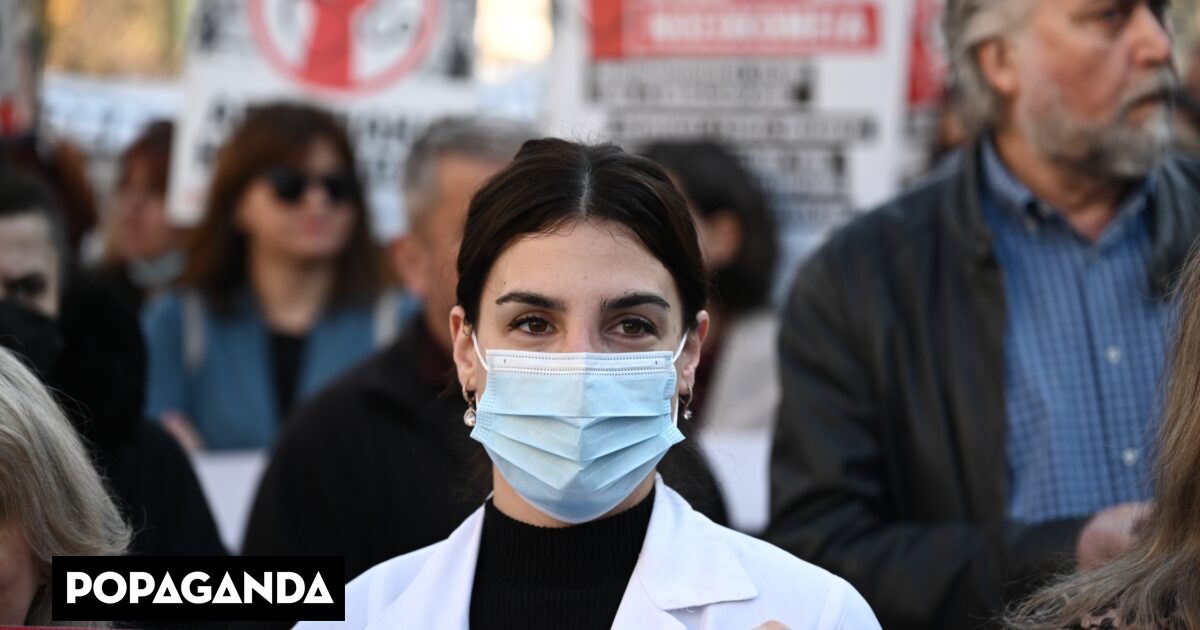 Δυναμική πορεία διαμαρτυρίας γιατρών και νοσηλευτών κατά της ...