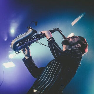 O «rockstar» του σαξόφωνου Max The Sax, επιστρέφει στo Roof Stage του ...