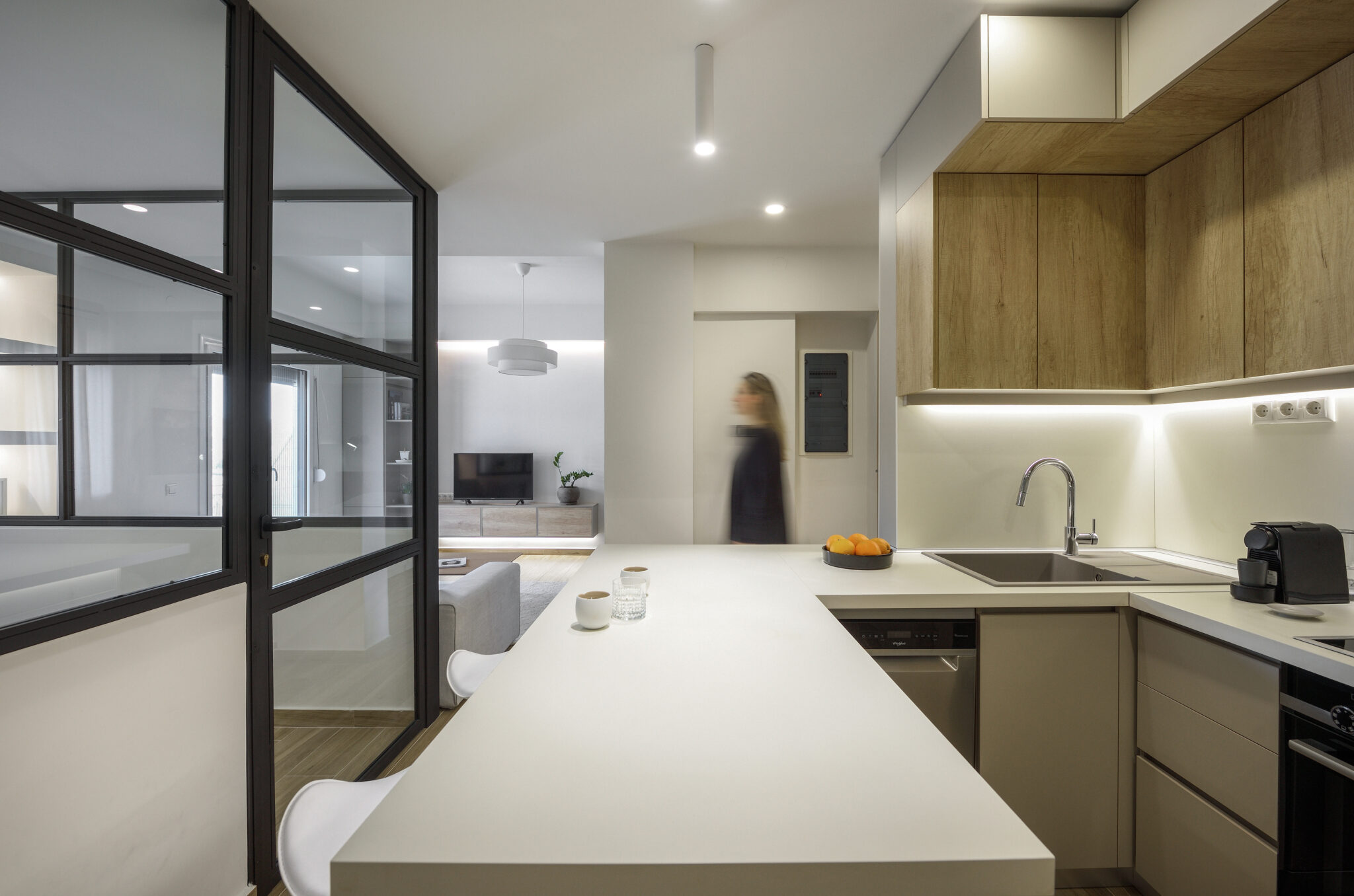 Ένα glass box ανατρέπει τα όρια - POPAGANDA