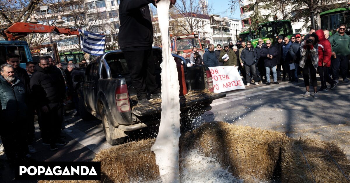 Οργισμένοι αγρότες και κτηνοτρόφοι πέταξαν γάλα στην κεντρική πλατεία ...