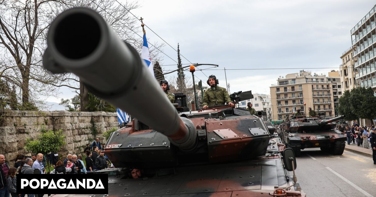 Παρέλαση 25ης Μαρτίου: Άνοιξαν σημαίες της Παλαιστίνης μπροστά σε τανκ ...